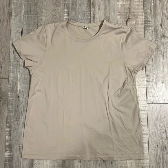 Uniqlo | Tops | Uniqlo Basic Tee | Poshmark